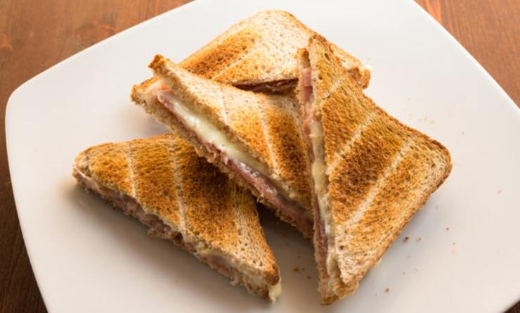 Come preparare un toast perfetto: i segreti per farlo delizioso