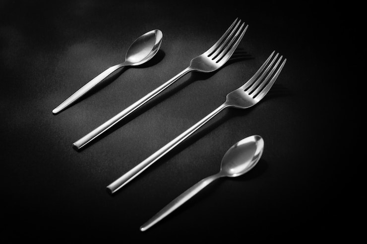 Come usare le posate a tavola: cosa distingue una persona educata