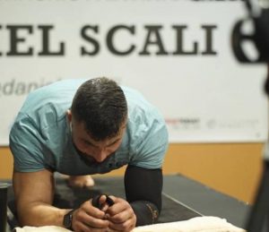 Nuovo record mondiale di plank: ecco quante ore è rimasto in posizione