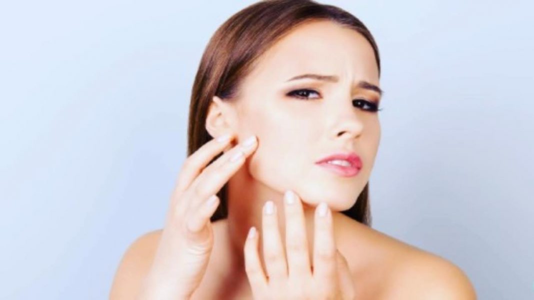 Peli neri comparsi all'improvviso su seno mento e collo: ecco i motivi ...